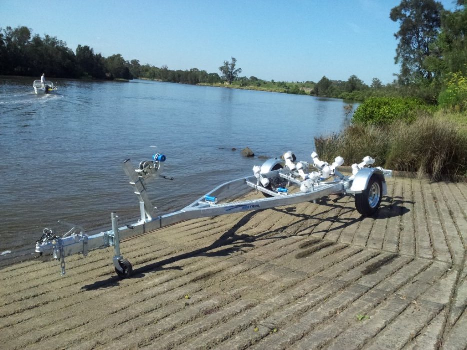 FIB5M14 GALVANISED BOAT TRAILER SINGLE AXLE BRAKED TO SUIT UP TO A 5.3 ...